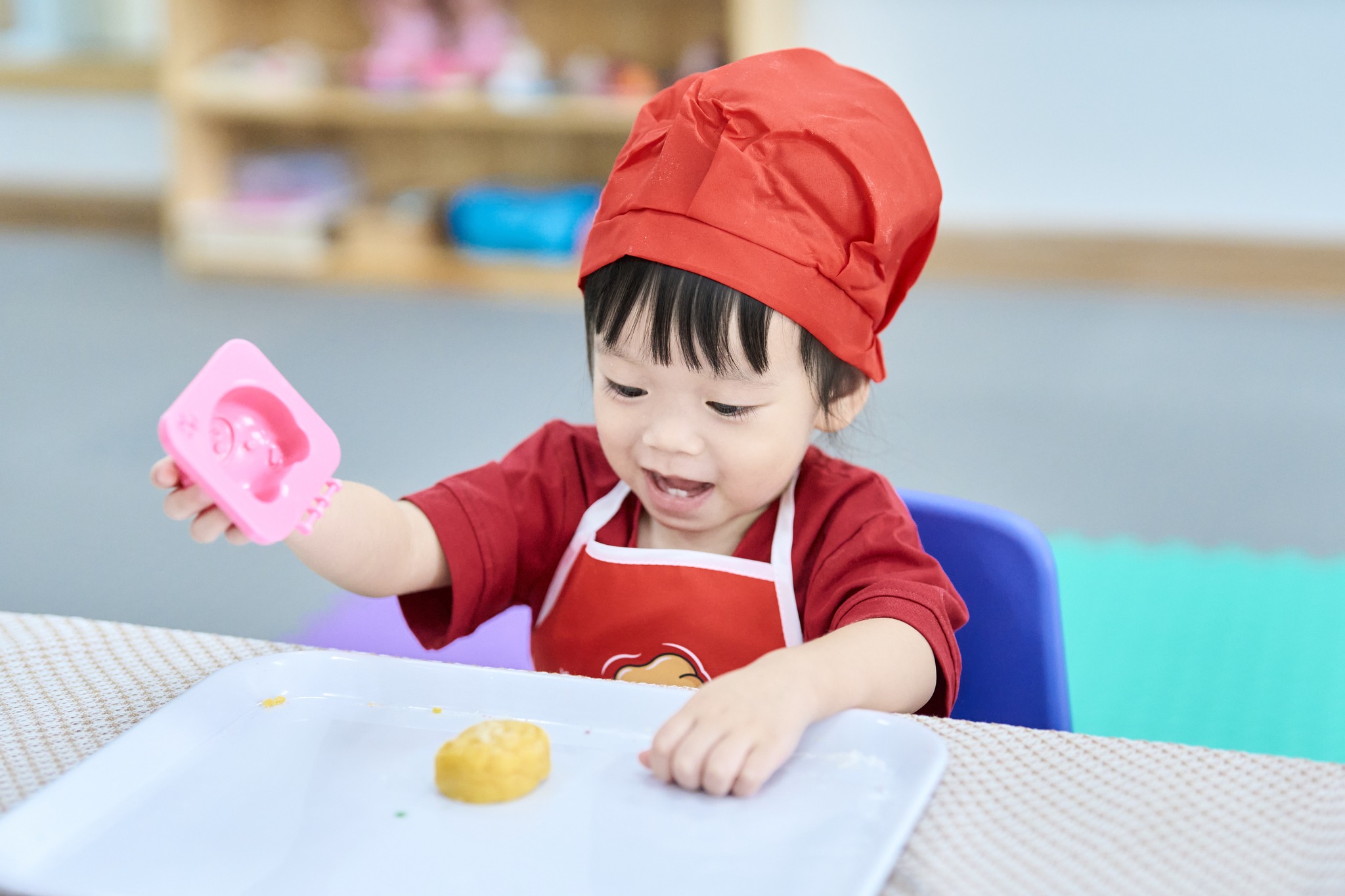 LUNA KIDS MAKING MOONCAKES FOR MID-AUTUMN FESTIVAL - Vinschool
